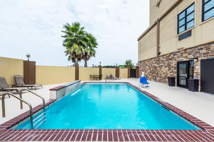 Wingate Lake Charles | Studio | Outdoor Pool - Lake Charles, LA