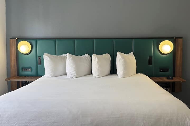 Deluxe King Suite | Wingate Indianapolis Stay - Indianapolis, IN