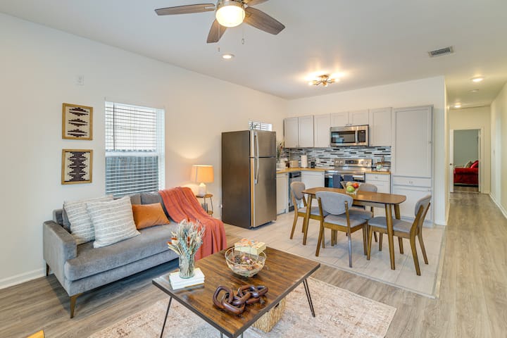 Light Rail Access & Skyline View! Modern Htx Home - Houston