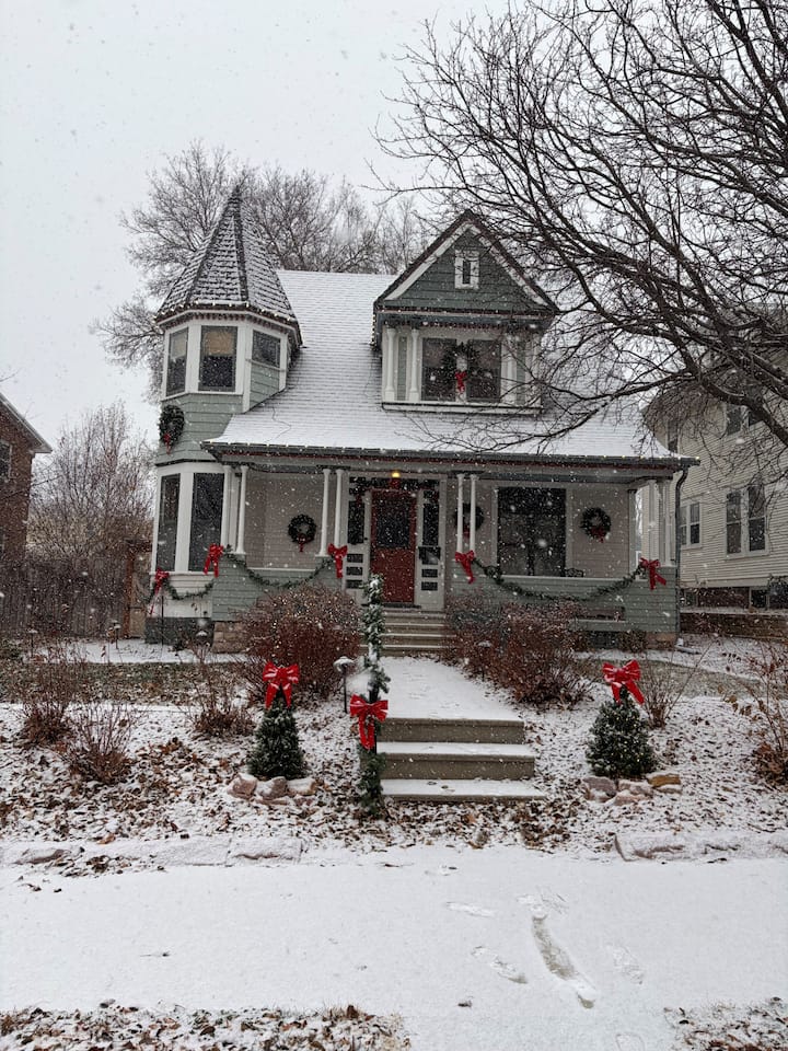 Victorian Hideaway: Walk To Dt, Hot Tub, Sleeps 7 - Sioux Falls, SD