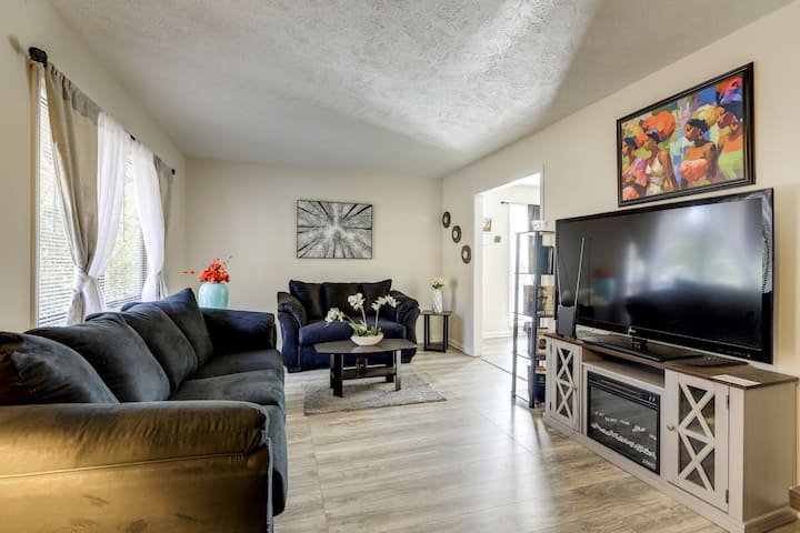 Easy Hwy Access To Atl: Work-ready Riverdale Home - Riverdale, GA