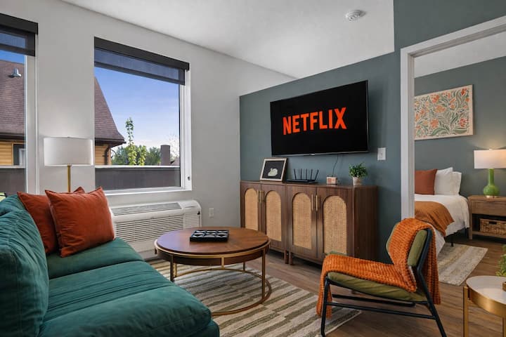 Lux Apt  W/gym | Near Uptown - Minneapolis