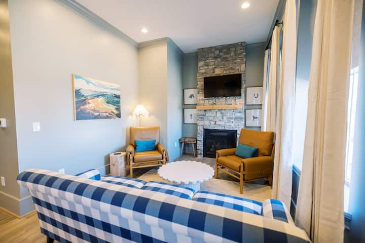 Boutique 1br Loft On The Square | Modern Finish - Jacksonville, AL