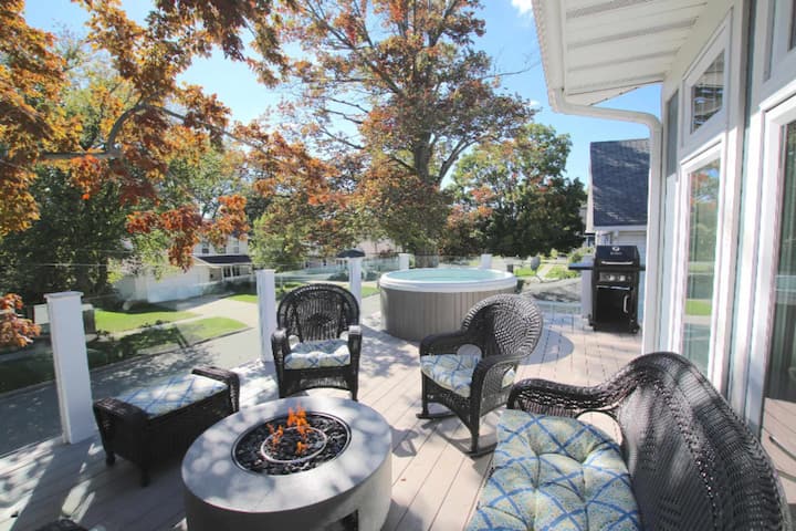 Luxury Beach House: Hot Tub, Walk To Beach & Town - South Haven, MI