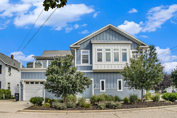 Sleeps 16 L Hot Tub L Walk To Beach And Downtown - South Haven, MI