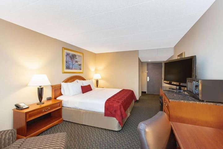 King Room | Ramada Grand Island | Free Breakfast - Grand Island, NE