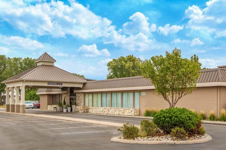 Ramada Grand Island | King Stay Near Fonner Park - Grand Island, NE