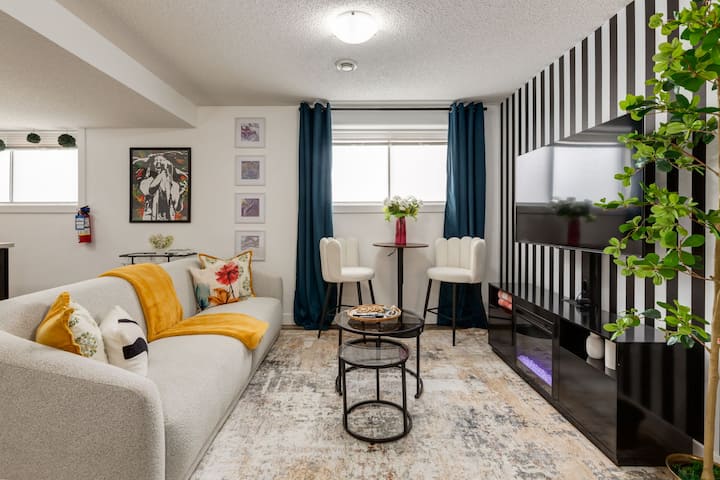 Suits & Ties, 2 Bedroom Apartment & Music Vibes - Calgary