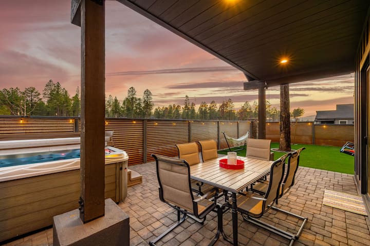 Modern Retreat With Hot Tub & Stunning Peak Views - Flagstaff, AZ