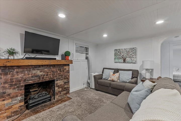 Frontrunner Station, Provo Airport Close By! - Provo, UT