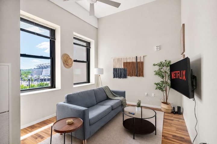 2 Bed W/ Pool, Hot Tub, Gym - Cincinnati, OH