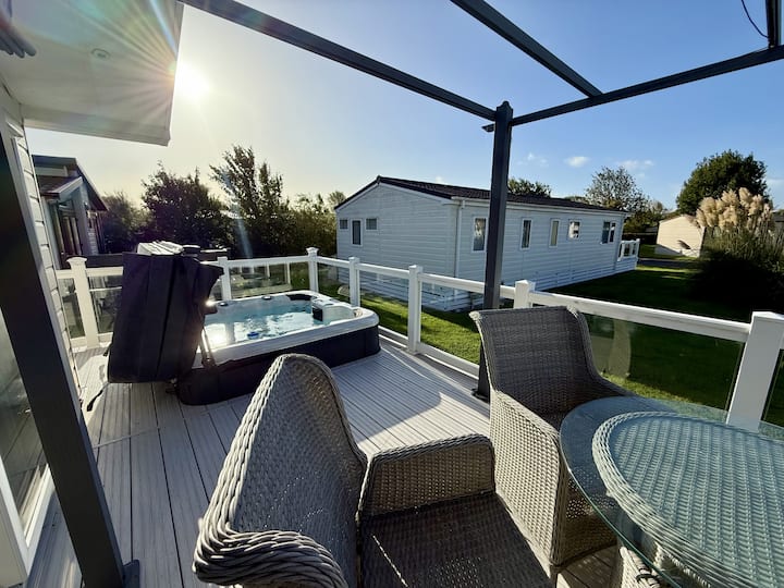 Poppy Meadow Large Hot Tub Lodge - South Cerney