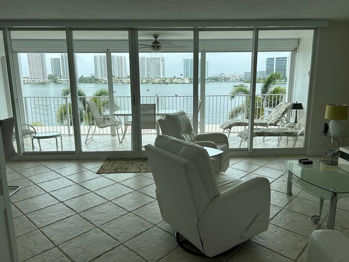 Le Laurier 403 (Str-03289) - Sunny Isles Beach, FL