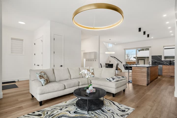 Fullhouse|2-separateunits|sleep 11|hot Tub| - Calgary