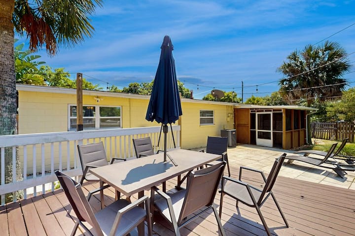 Pet-friendly Retreat W/ Outdoor Patio & Fire Pit! - Cocoa, FL