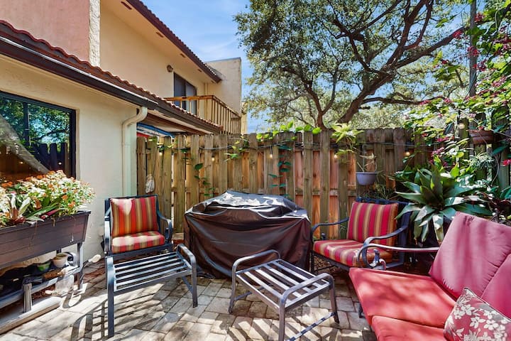 Tropical Backyard Oasis W/ Patio & Bbq Grills! - Cape Canaveral, FL