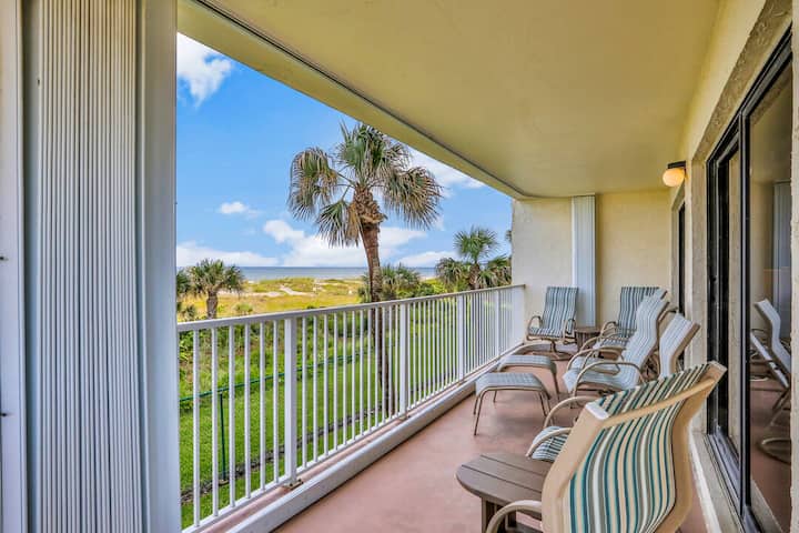 Oceanfront Retreat W/balcony, Pool & Hot Tub! - Cocoa Beach, FL