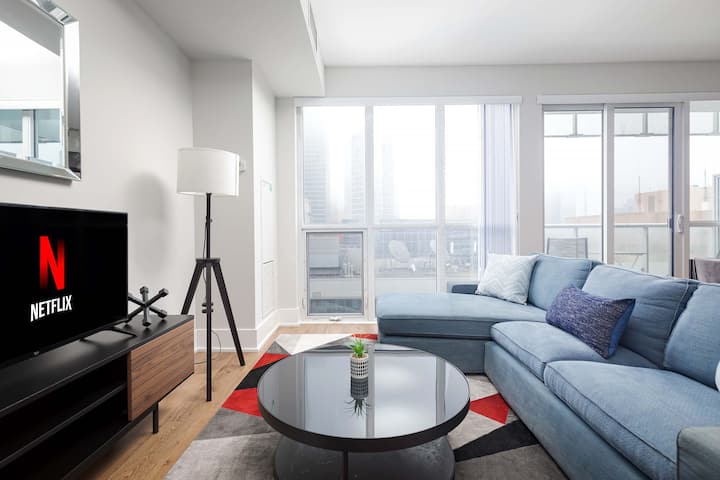Condo For Small Groups Or Families On Front Street - Toronto