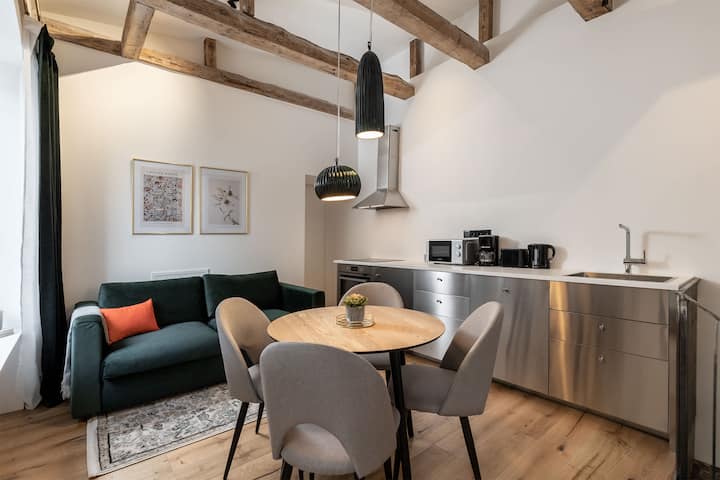 Brick & Beam Loft Duplex (30sqm) Near Antonplatz -