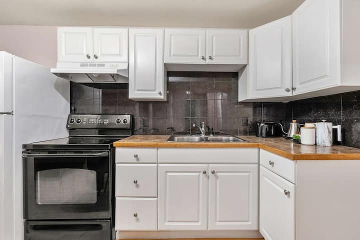 The Arizona 2br Pet-friendly Suite Calgary Se - Calgary