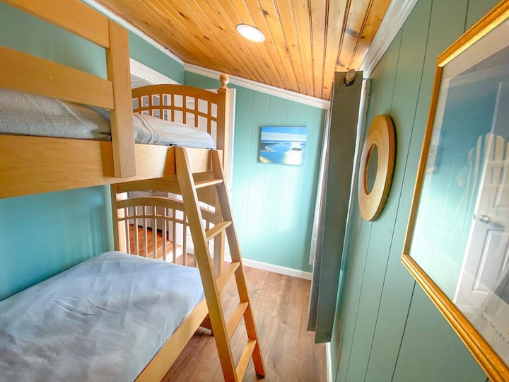 The Bunk Room @ The Compound ~Fish-hunt-breakfast - Wareham, MA