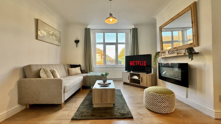 Contractor-ready House With Gated Driveway Parking - Doncaster