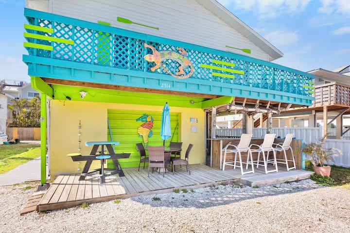 Island Tiki Vibes • Steps To Beach • Outdoor Bar - Anna Maria Island, FL