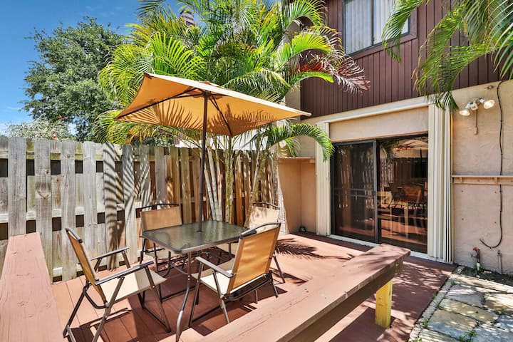 Seaside Escape W/ Patio & Bbq Grill! - Cape Canaveral, FL