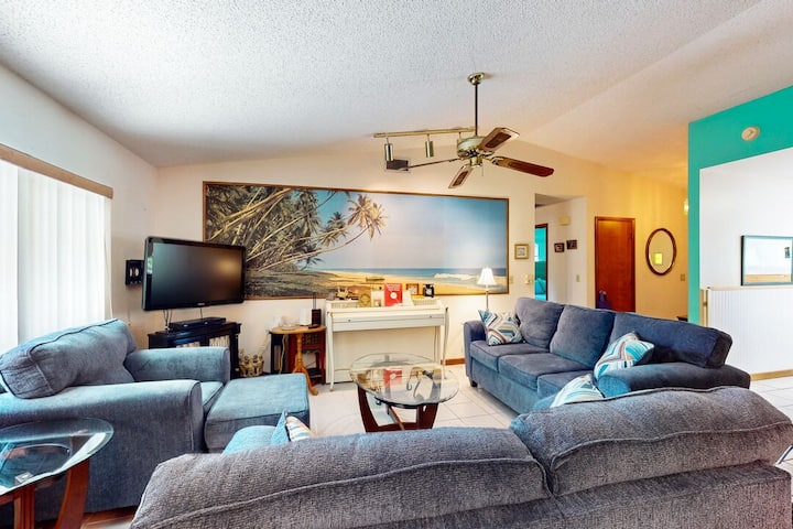 Bright Single‑level Coastal Stay W/ Glass Sunroom! - Vero Beach, FL
