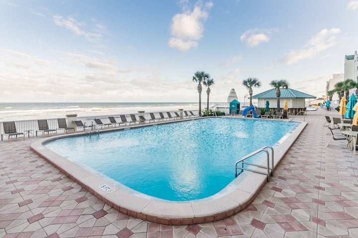 Ocean Views, Pool Access & Steps To Dining - Daytona Beach, FL