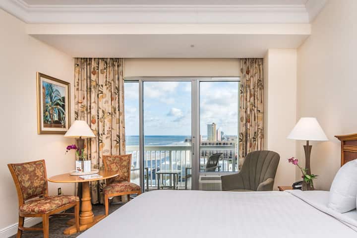 Top-floor Oceanfront Studio W/ Stunning Views - Daytona Beach, FL