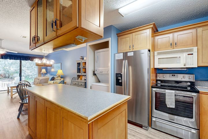 Steps To Beach + Pool, Patio & Pet-friendly Charm - New Smyrna Beach, FL