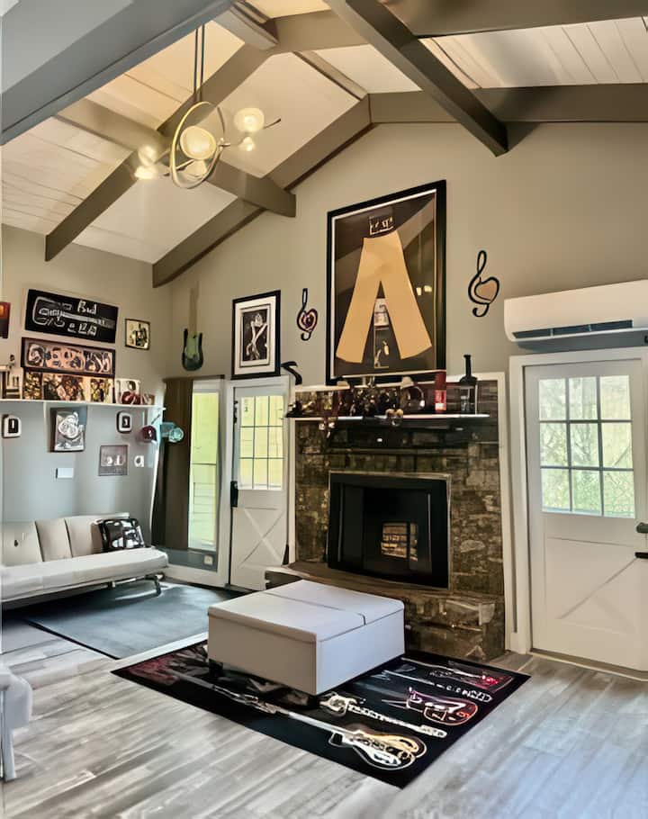 Woody | Theme Rooms • Fireplaces • Mountain Views - Beech Mountain, NC