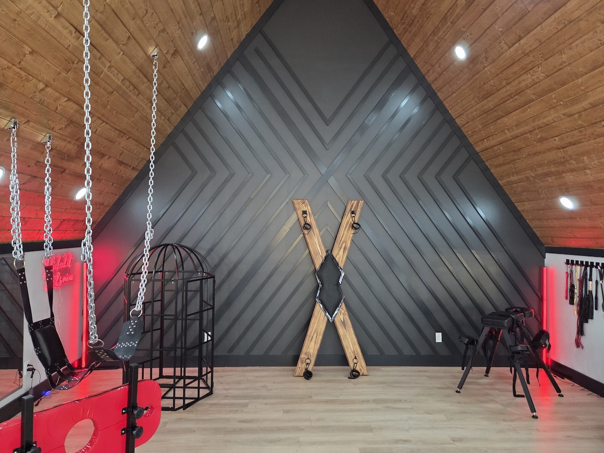 NEW! Red Room Cabin~The X Frame ~Romantic Hideaway - Cabins for Rent in ...