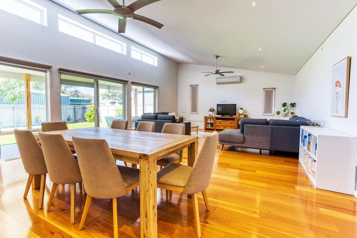 523 By The Sea - Broadwater