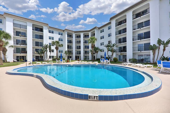 Ocean Views + Balcony & Pool For Easy Beach Days - Daytona Beach, FL
