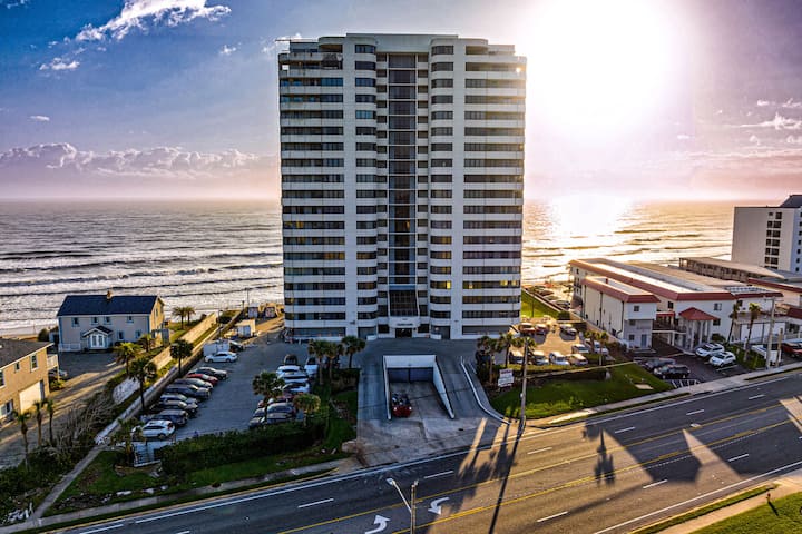 Oceanfront Corner Condo + Balcony Views & Pool - Daytona Beach, FL