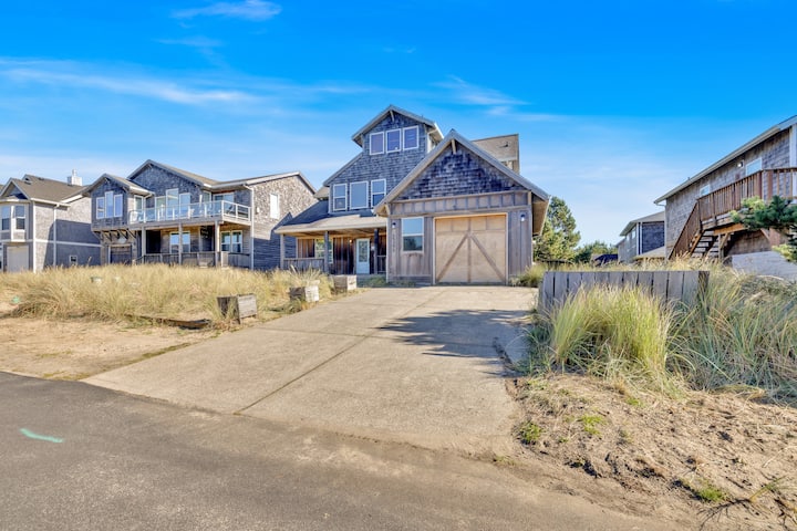 Dory Days-hot Tub, Block To Beach, Modern & Fun - Pacific City Beach, OR