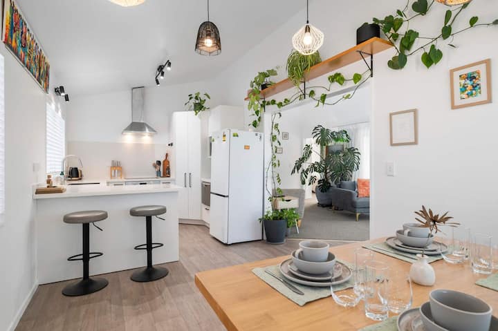 Urban Nook | Stylish Two Bedroom Hideaway - Rotorua