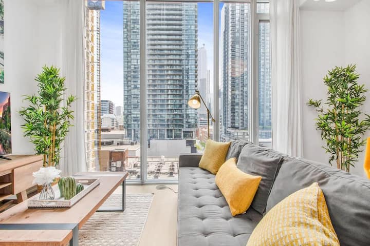 Perfect Toronto Escape: Modern, Bright & Central - Toronto