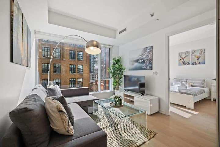 In The Action—walk To It All! + 1 Free Parking - Toronto