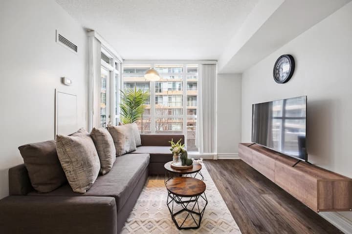 Modern Condo - Steps To Downtown + 1 Free Parking - Toronto
