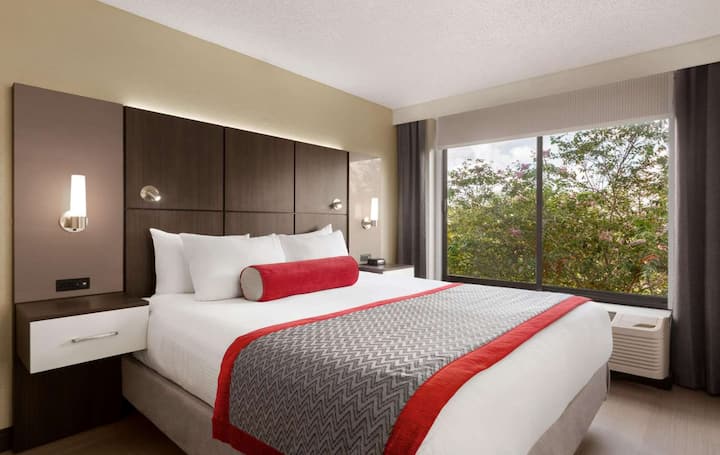 Ramada Orlando | King Suite | Free Shuttle - Orlando International Airport (MCO)