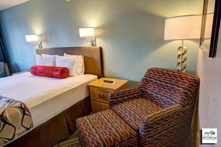 King Bed| Super 8 Florence Or| Historic Old Town - Florence, OR