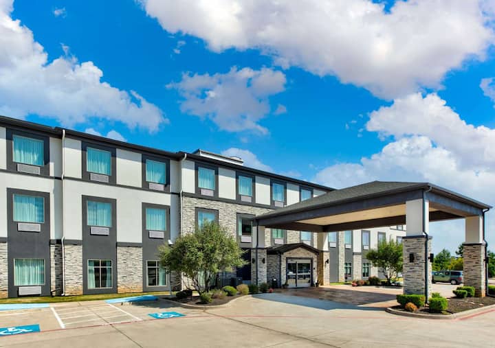 King Suite | Wingate Longview | Pets Allowed - Longview, TX