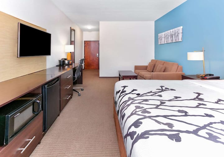 Wingate Longview | King Suite | Pet-friendly - Longview, TX