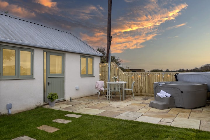The Stables At Sturt Farm Courtyard- With Hot Tub - Burford, UK