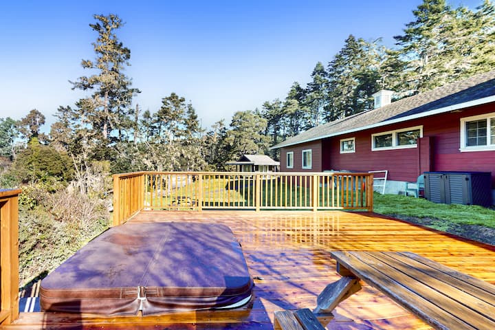 Mendocino Lodge With Hot Tub And Fireplace - Mendocino, CA