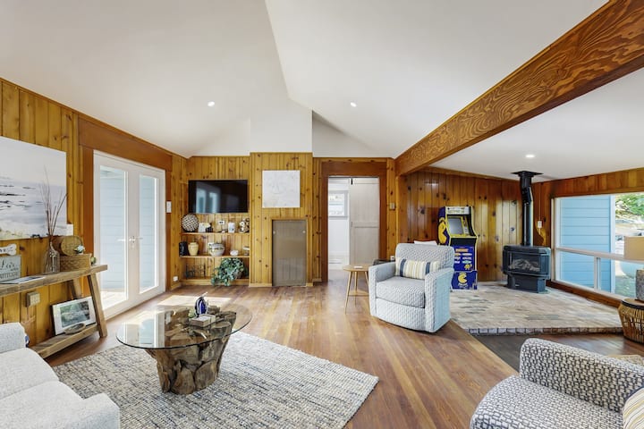 Coastal Cottage: Hot Tub, Yard, Pets Welcome - Fort Bragg, CA