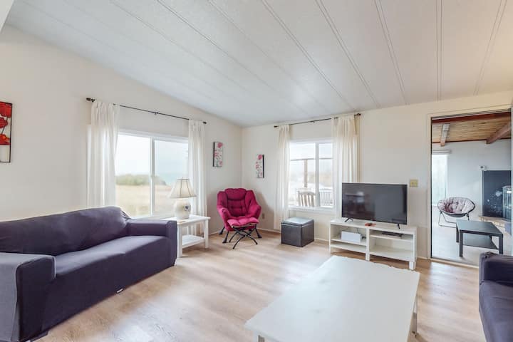 Oceanfront Getaway: Beach Access & Dog-friendly - Westport Beach, CA